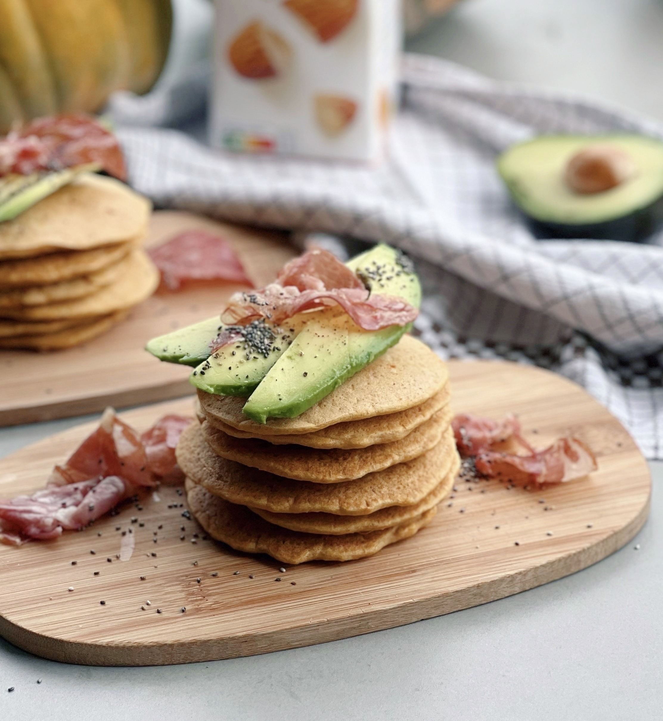 Hartig ontbijt: wortel pancakes met avocado en crispy coppa - Helle ...